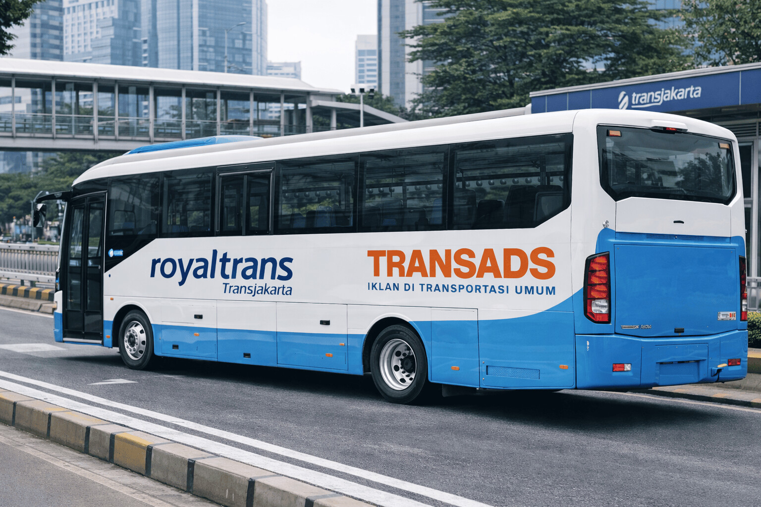 BUS TRANSJAKARTA ROYAL TRANS HALF BODY - Iklan di Transportasi Umum